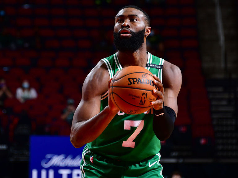 Celtics' Brown out for season with torn wrist ligament | theScore.com