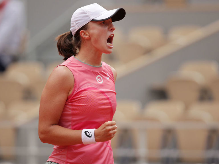 Swiatek rallies to keep title defense intact in Paris | theScore.com
