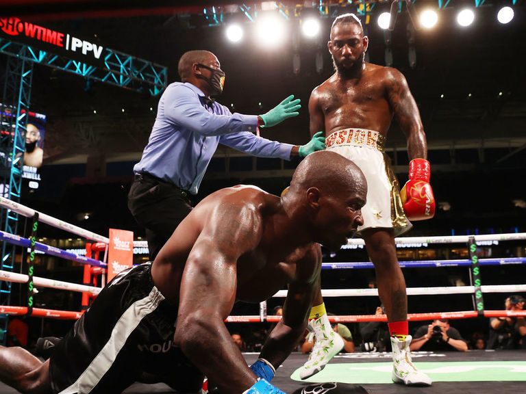 Chad Johnson dropped, still makes final bell in boxing debut | theScore.com