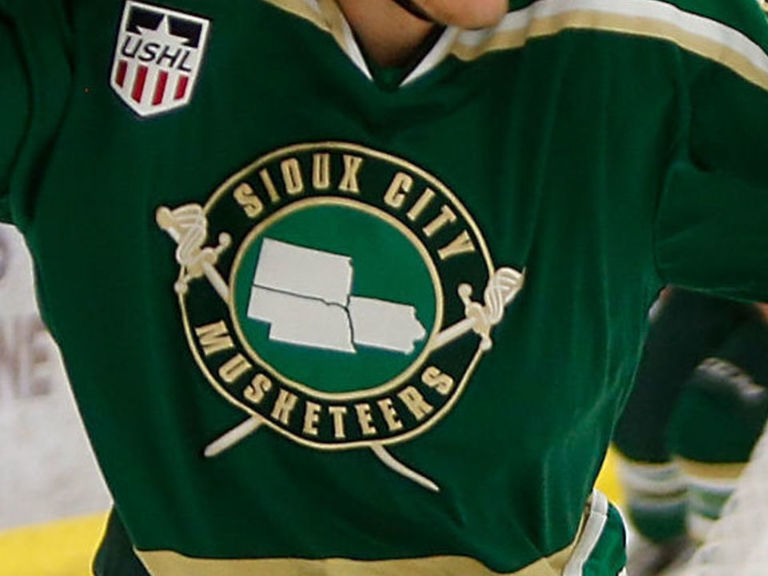 Red Wings select big blue-liner Shai Buium with No. 36 pick | theScore.com