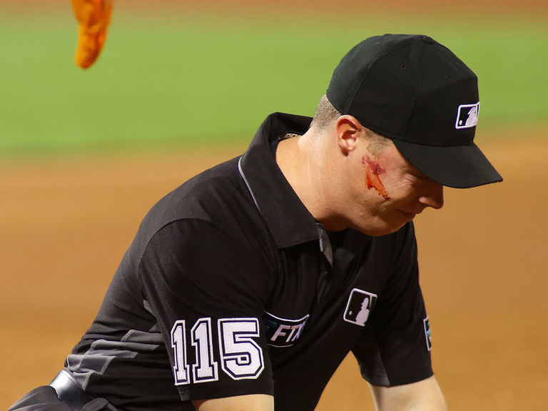 Watch: Cardinals' Sosa nails umpire in face with wild throw | theScore.com