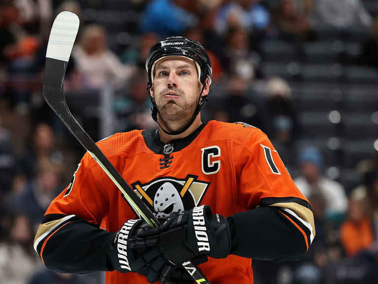 Getzlaf passes Selanne as Ducks' all-time points leader | theScore.com