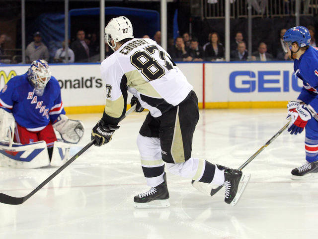 VIDEO: Henrik Lundqvist sprays Sidney Crosby with water dur…