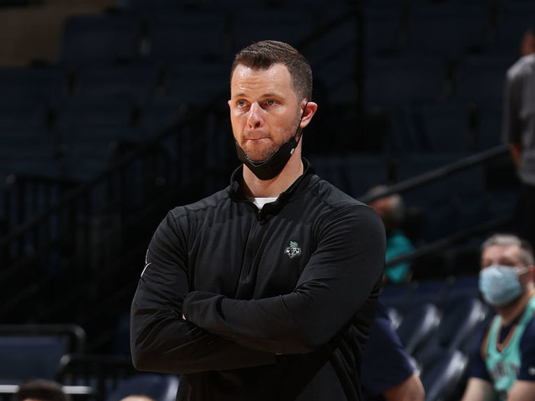 Liberty, coach Hopkins split after 2 seasons | theScore.com