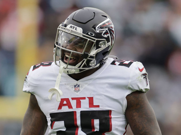 Report: Falcons release Davis after 1 season | theScore.com