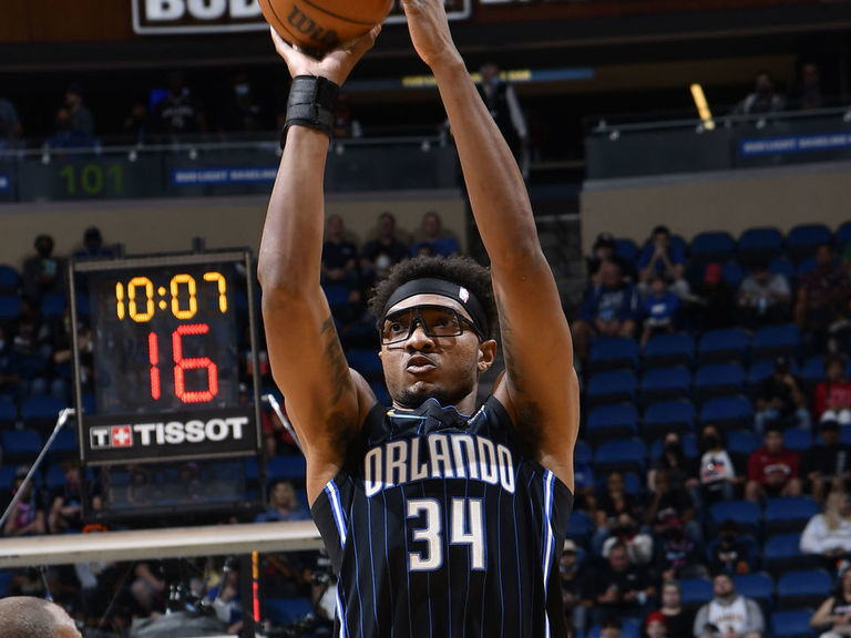 Magic's Carter exits in wheelchair with lower leg injury | theScore.com