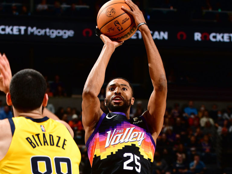 Bridges ties season high as Suns win 6th straight game | theScore.com