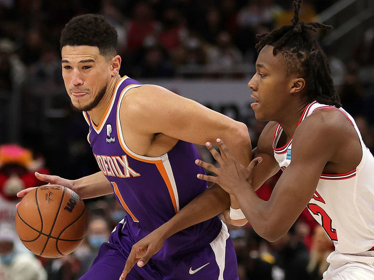 Booker scores 38, NBA-best Suns hang on, beat Bulls | theScore.com
