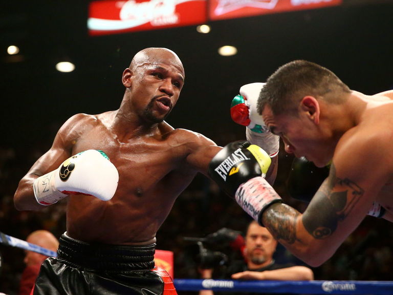 VIDEO: Floyd Mayweather fights T.I. on Vegas strip | theScore.com