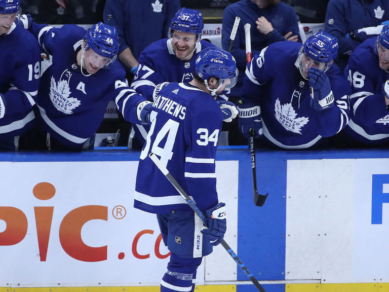 Maple Leafs blow out Jets on Matthews' milestone night | theScore.com