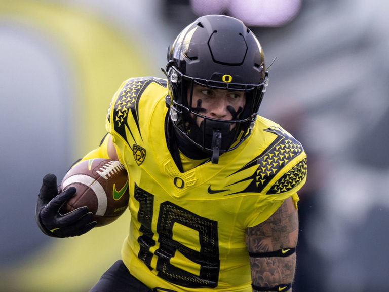 Oregon's Spencer Webb dies from head injury after fall | theScore.com