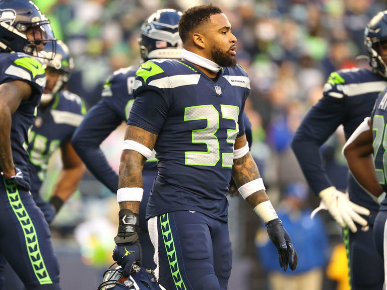 Report: Seahawks' Adams broke finger, expected back before season ...