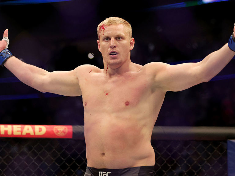 Pavlovich beats Lewis with controversial 1st-round TKO at UFC 277 ...