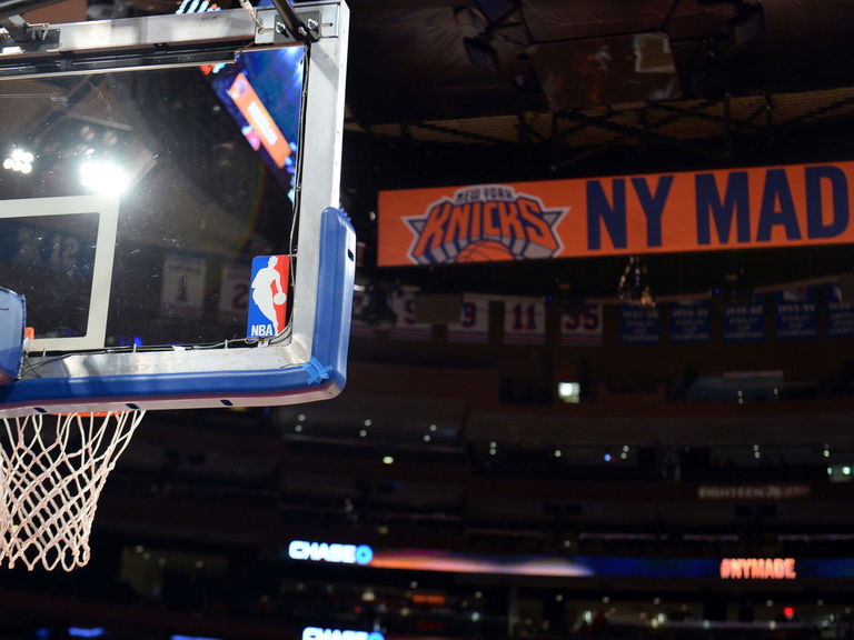 VIDEO: Knicks' T-shirt toss gets intense | theScore.com