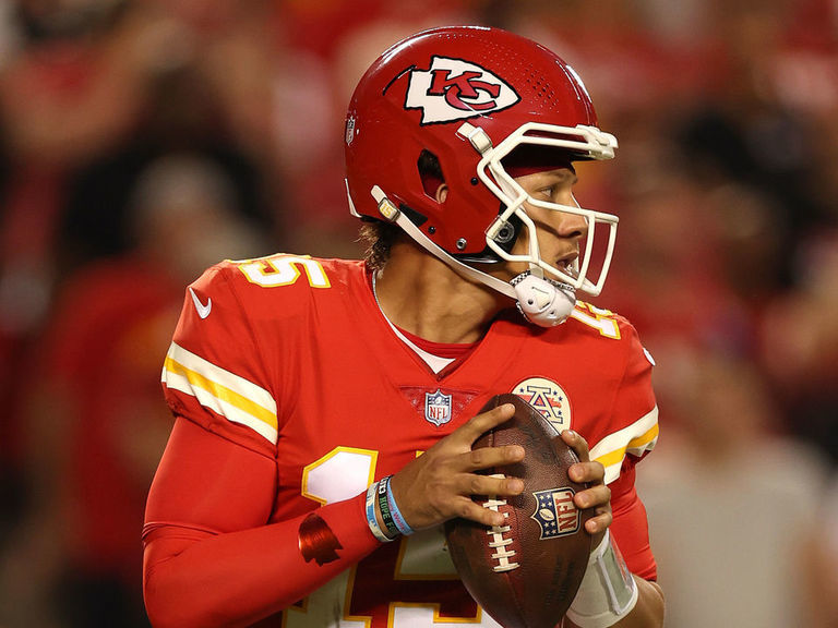 Mahomes: 'I'm living right' after interception luck in win over ...