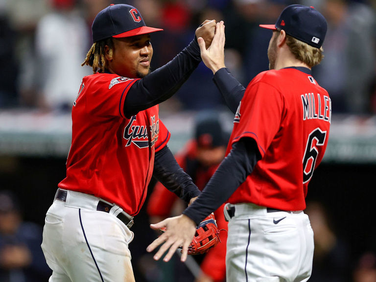 Rays miss chance to clinch, lose late to Guardians | theScore.com