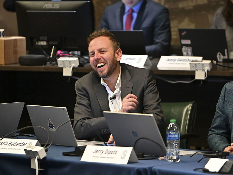 Mariners promote Justin Hollander to general manager | theScore.com