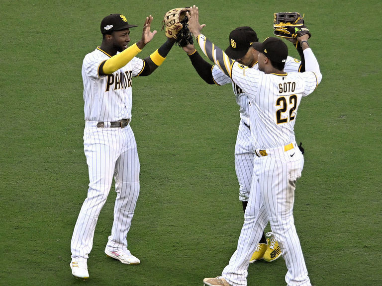 Padres rally to beat Phillies, even NLCS | theScore.com