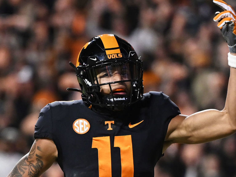 Hyatt leads with 2 TDs, No. 3 Tennessee smashes No. 19 Kentucky ...