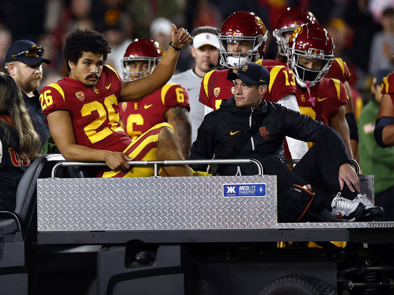 USC's Travis Dye leaves field on cart with left leg injury | theScore.com