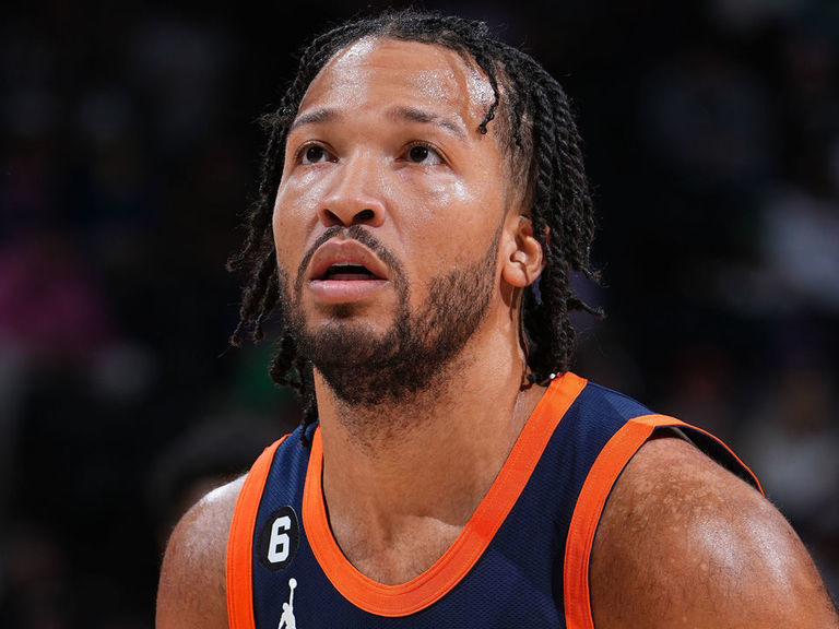 Knicks' Jalen Brunson sits for Dallas reunion with sore hip | theScore.com