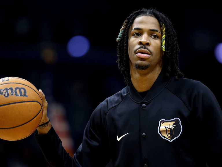 Morant helped off court after rolling ankle vs. Thunder | theScore.com