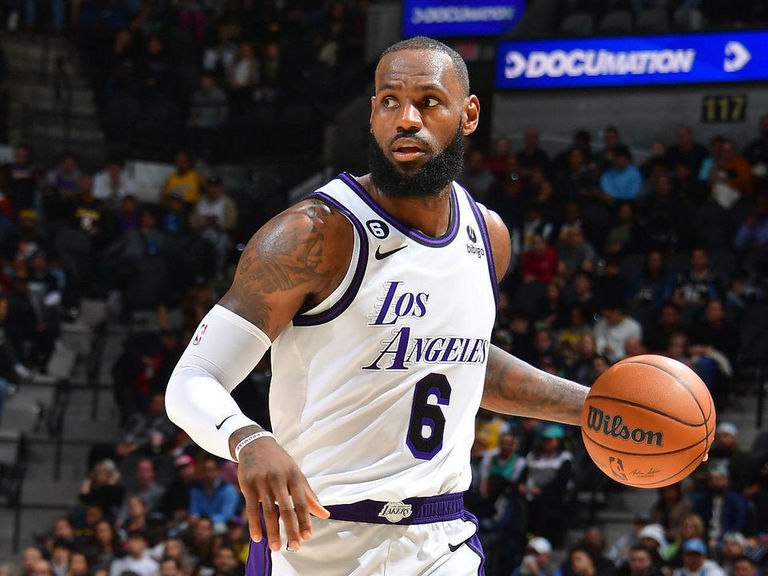 Lakers top Spurs for 1st road victory in James' return | theScore.com