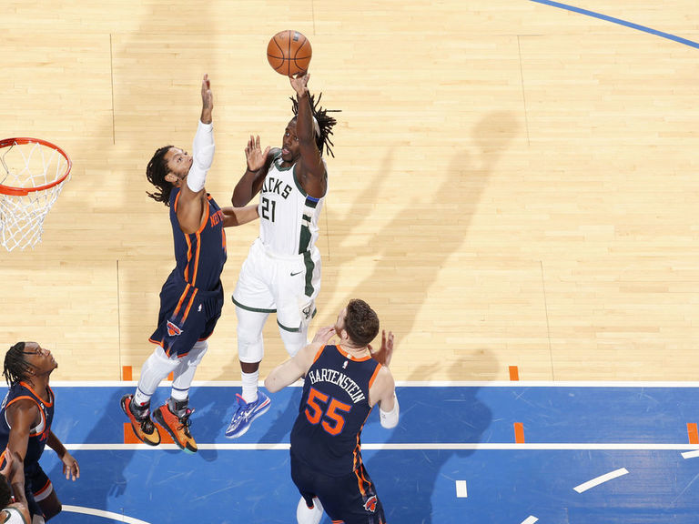 Allen, Bucks hang on after Giannis fouls out to edge Knicks | theScore.com