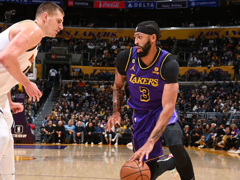 Lakers take down Nuggets but lose Davis to foot injury | theScore.com