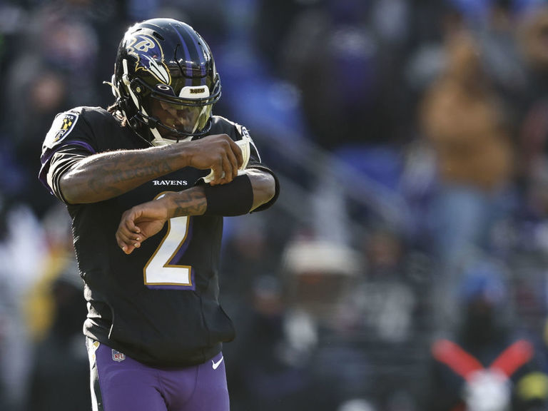 Huntley, Ravens beat Falcons, secure playoff spot | theScore.com