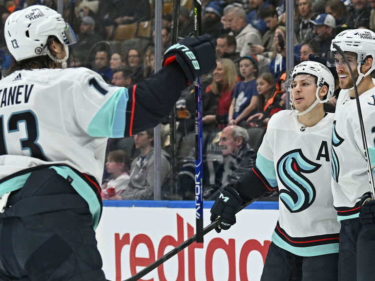 Kraken hang 5 goals on Maple Leafs for 3rd straight victory | theScore.com