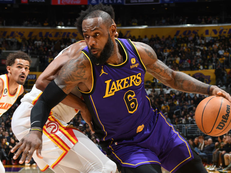 LeBron leads Lakers past Hawks for 4th straight win | theScore.com
