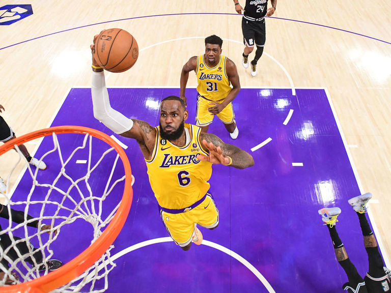 LeBron drops 46 in loss to Clippers, now has 40-plus points vs. every ...