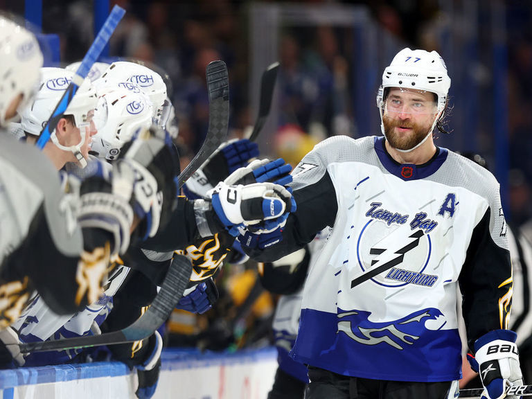 Hedman helps Lightning snap Bruins' 6-game winning streak | theScore.com