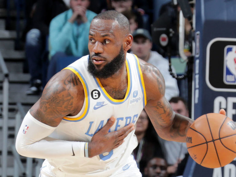 Scan on LeBron's foot shows no serious damage | theScore.com