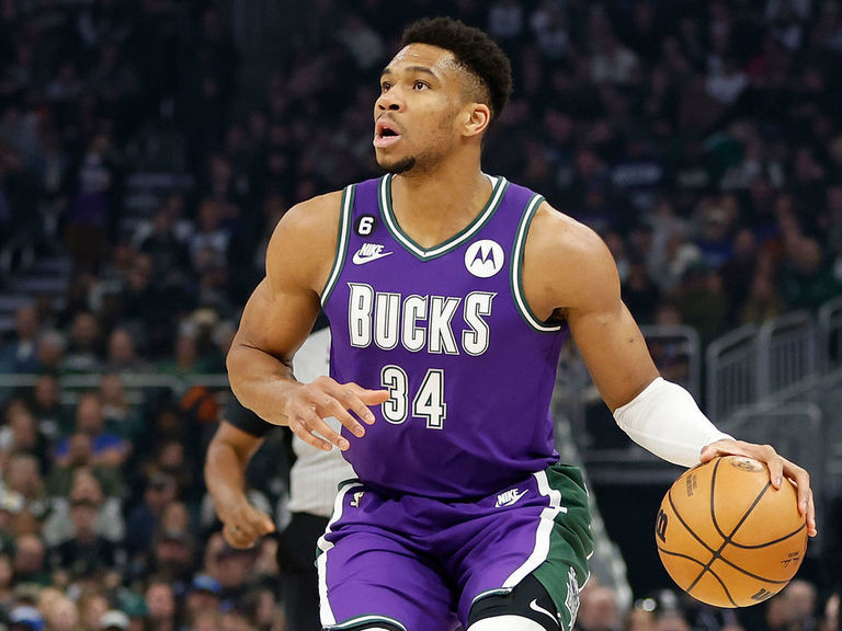 Antetokounmpo won't play vs. Suns due to bruised quad | theScore.com