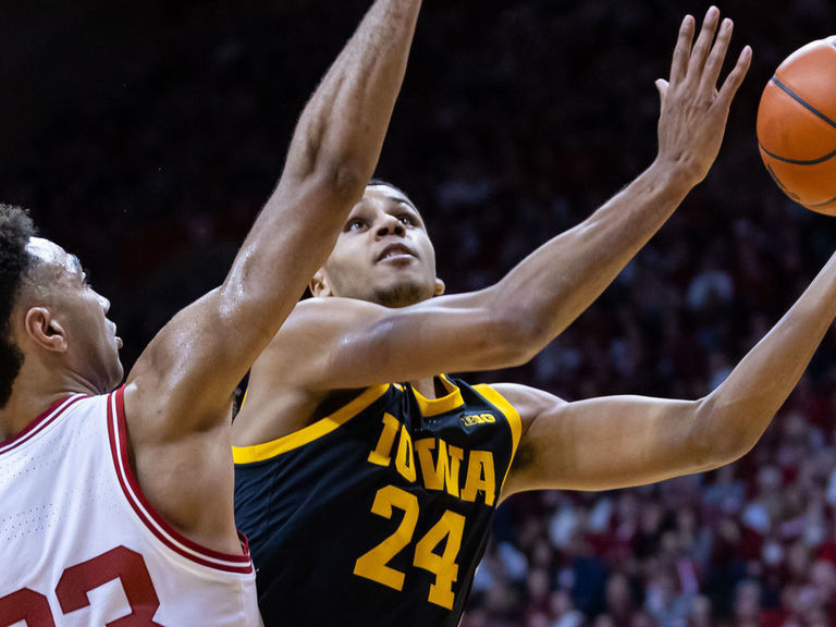 Murray's 26 leads Iowa to dominant win over No. 15 Indiana | theScore.com