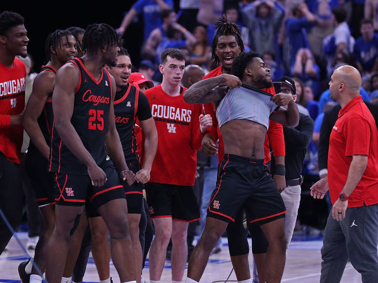 Shead scores in last second, No. 1 Houston tops Memphis | theScore.com