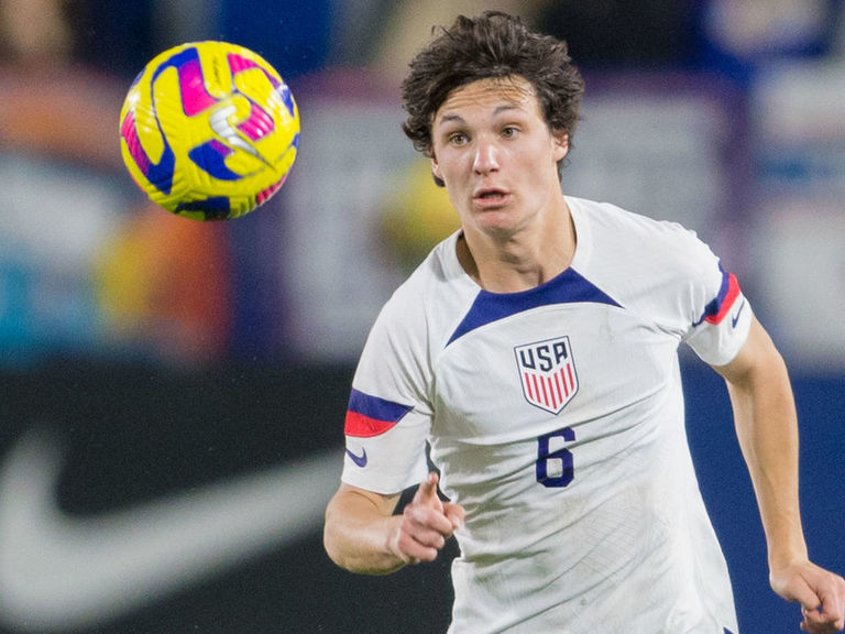 U.S. prospect Paxten Aaronson makes Bundesliga debut | theScore.com