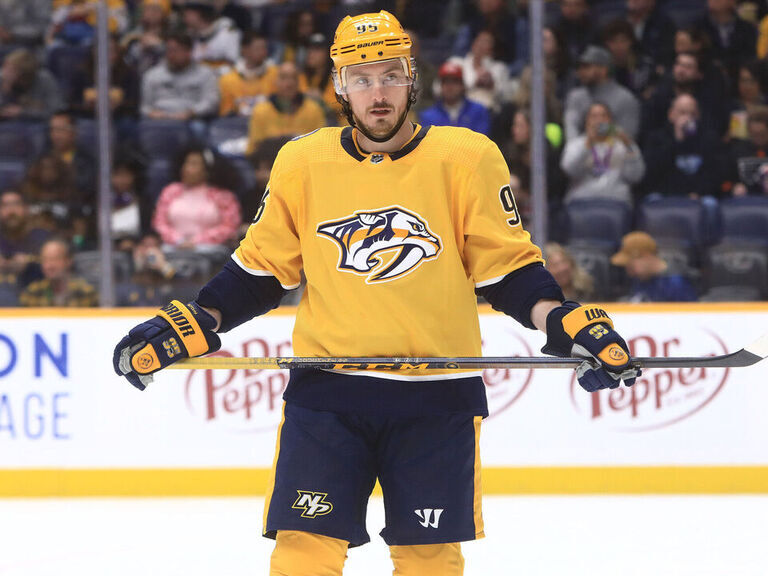 Predators' Duchene week-to-week with apparent hand injury | theScore.com