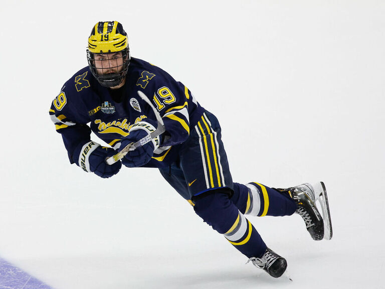 Projected No. 2 pick Adam Fantilli wins Hobey Baker Award | theScore.com