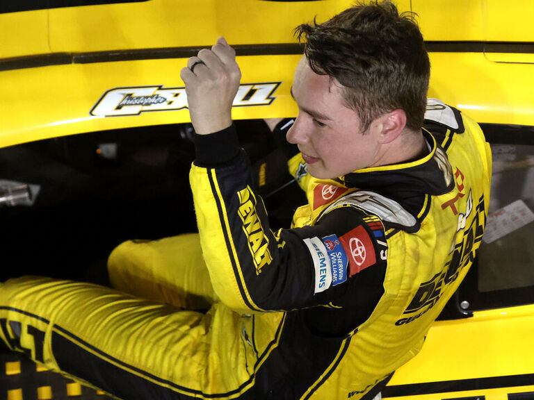 Dirt-racing star Bell outruns Reddick to win at Bristol | theScore.com