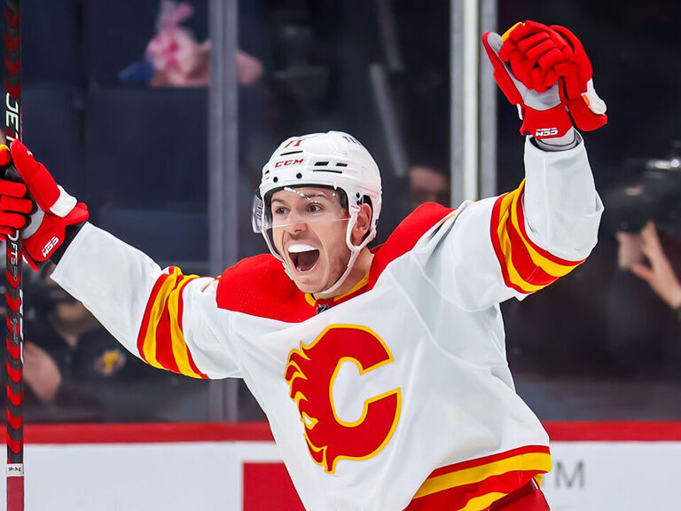 Flames sign Duehr to 2-year extension | theScore.com