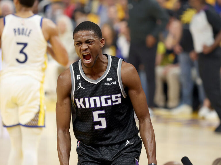 Kings' Fox plans to play in Game 5 despite broken finger | theScore.com