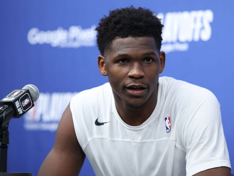 Edwards' lawyer: Assault charges baseless; chair was in his way ...