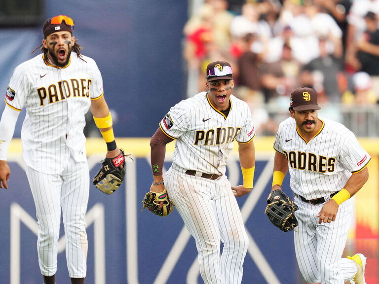 Padres rally for 2-game sweep of Giants in Mexico | theScore.com