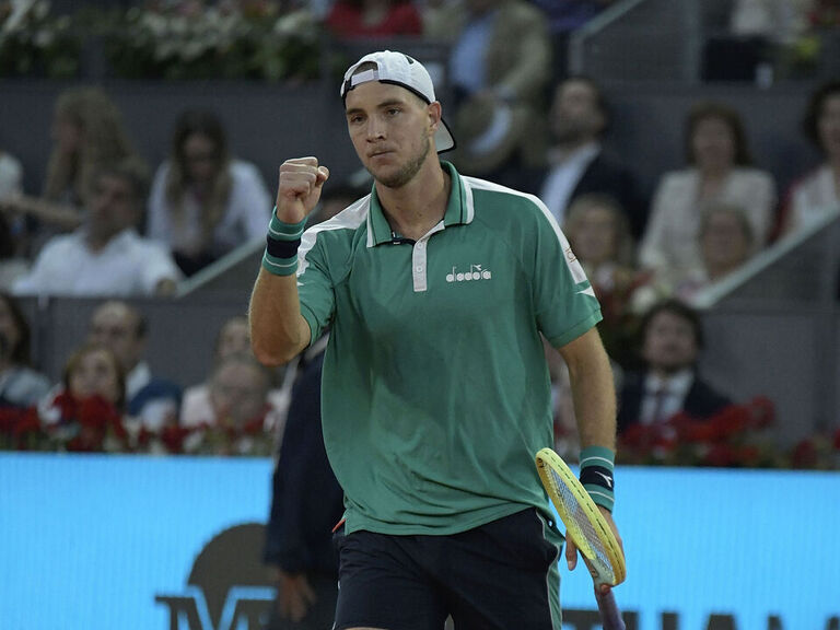 'Lucky loser' Struff stuns Tsitsipas in Madrid | theScore.com
