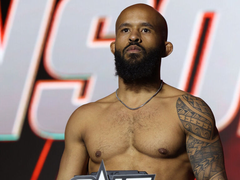 Johnson beats Moraes in trilogy bout to retain ONE title | theScore.com