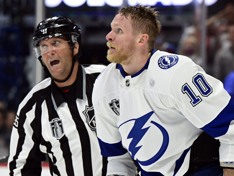 Blackhawks' Perry on protecting Bedard: 'This league's not easy ...