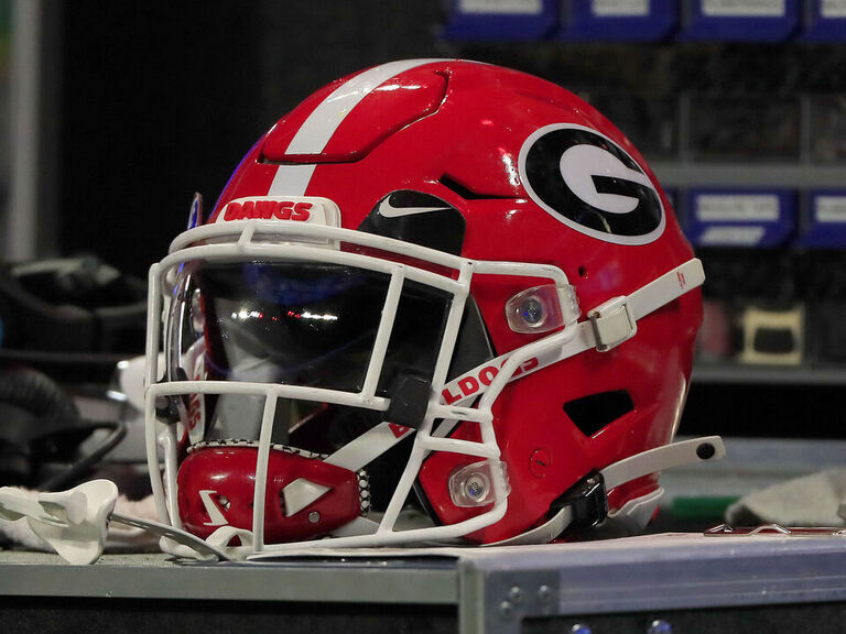 2024 class' No. 1 player Ellis Robinson signs with Georgia | theScore.com